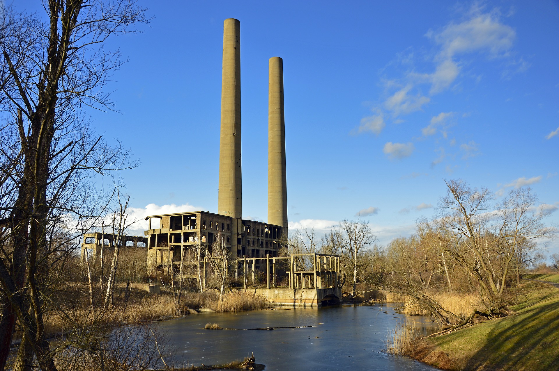 Funding for traditional power plants is drying up - Freeing Energy